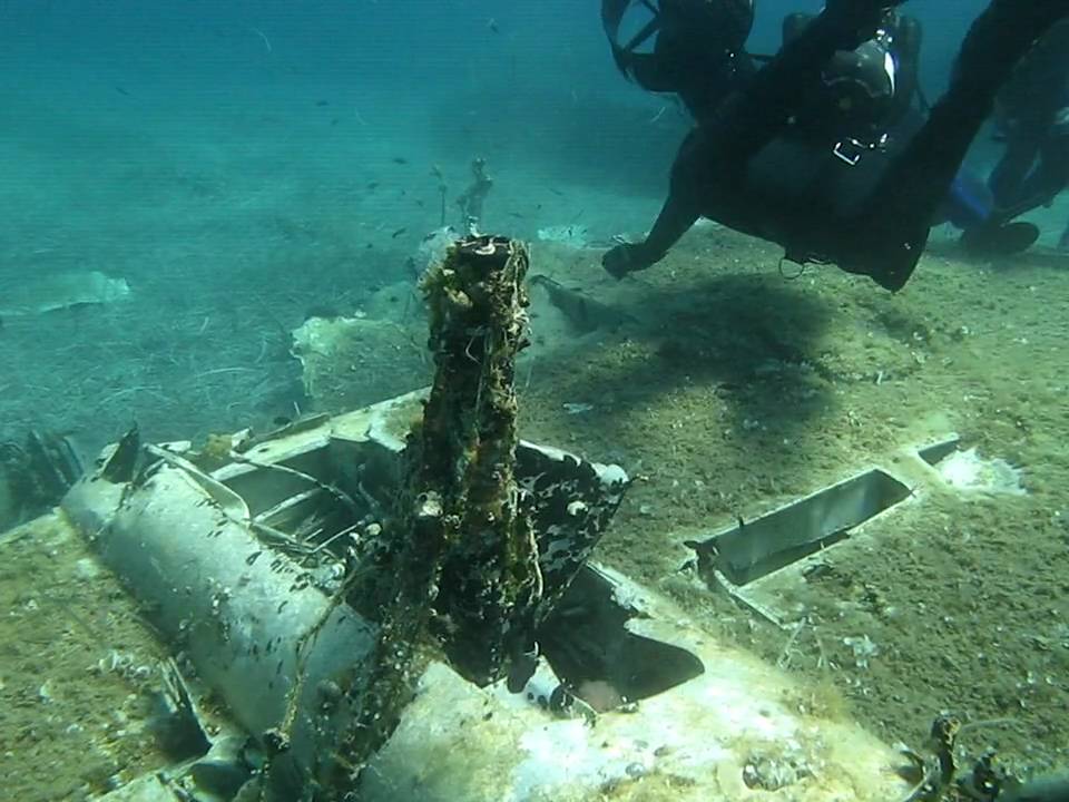 Scuba Diving aircraft wreck.AVI - YouTube