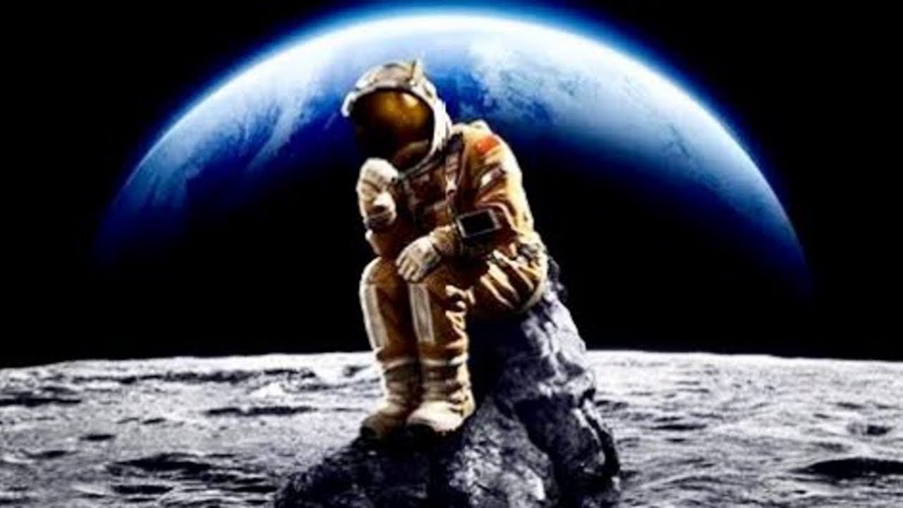 Il Reste Seul Sur La Lune Pendant Des Années, Pensant Qu’il Est Le Seul ...
