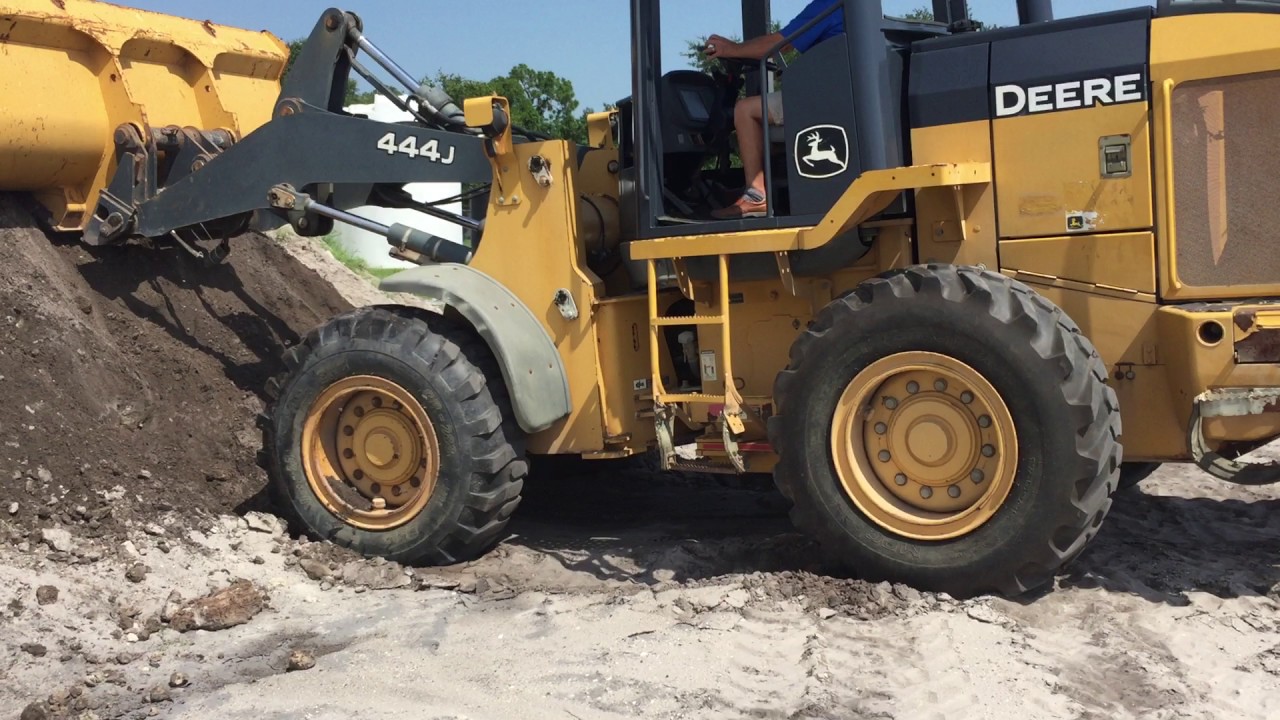 John Deere 444J - YouTube