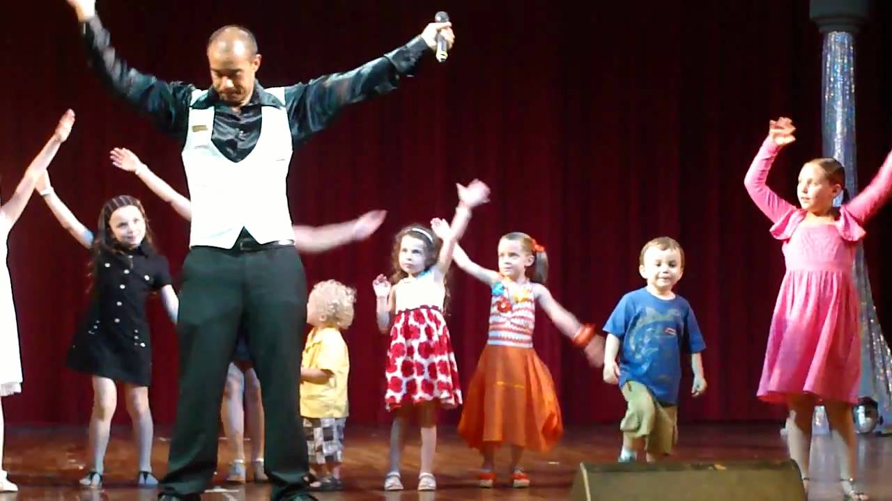 Kellen dances the YMCA - YouTube