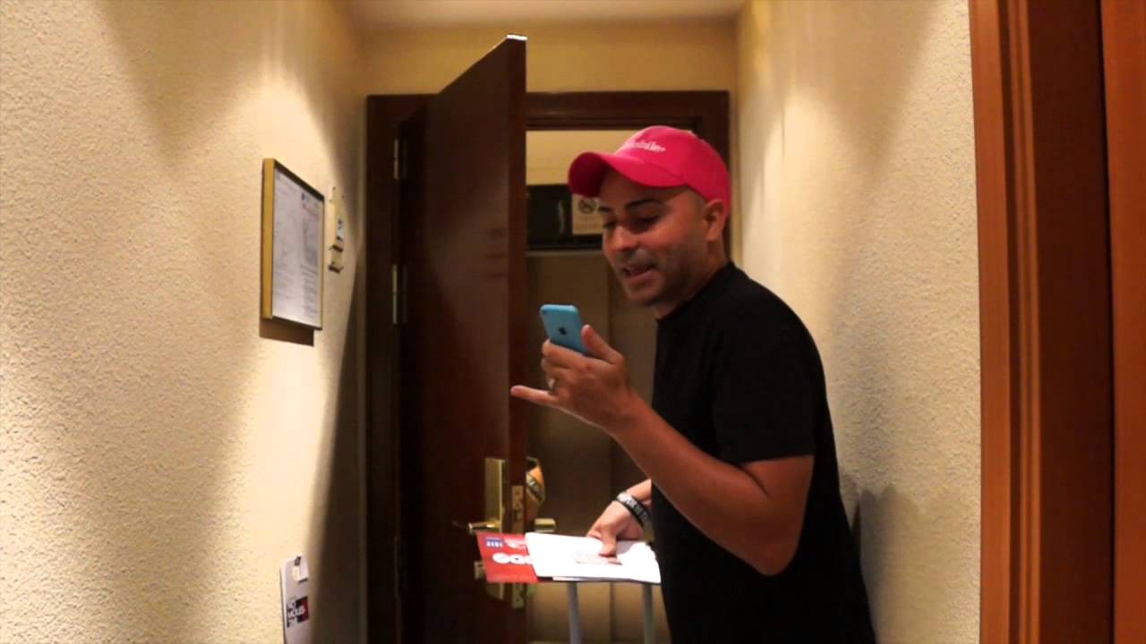 T-Mobile Mundial: Alex llega al hotel y habla con su esposa por ...