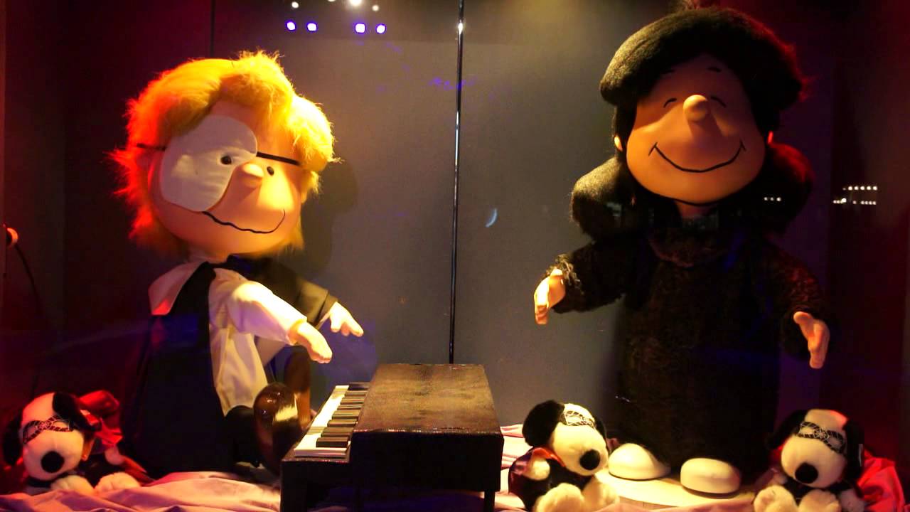 140913 Cedar Point Halloweekends Peanuts Window Display Schroeder ...