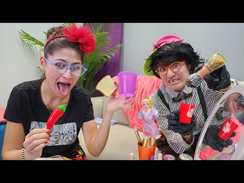 Komik video. Okutay ve Cicisu birbirlerine suya pul biber atıyorlar. Çocuklar için eğlenceli video