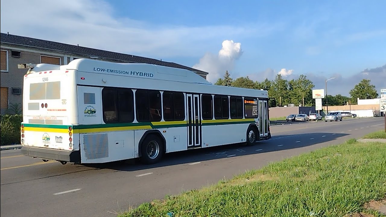 Eastbound DDOT bus 1246 Gillig G30D102N4 on Route 15 Chicago-Davison to ...