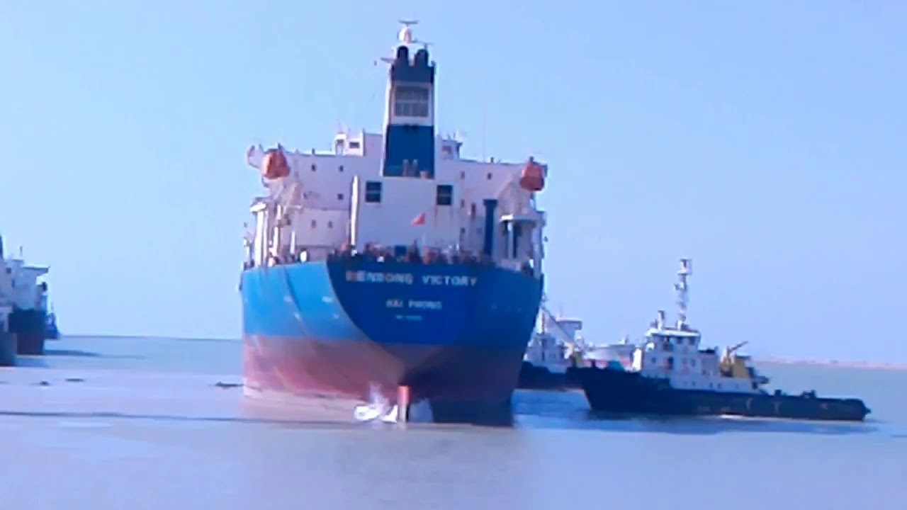 ship maneuvering time laps - YouTube