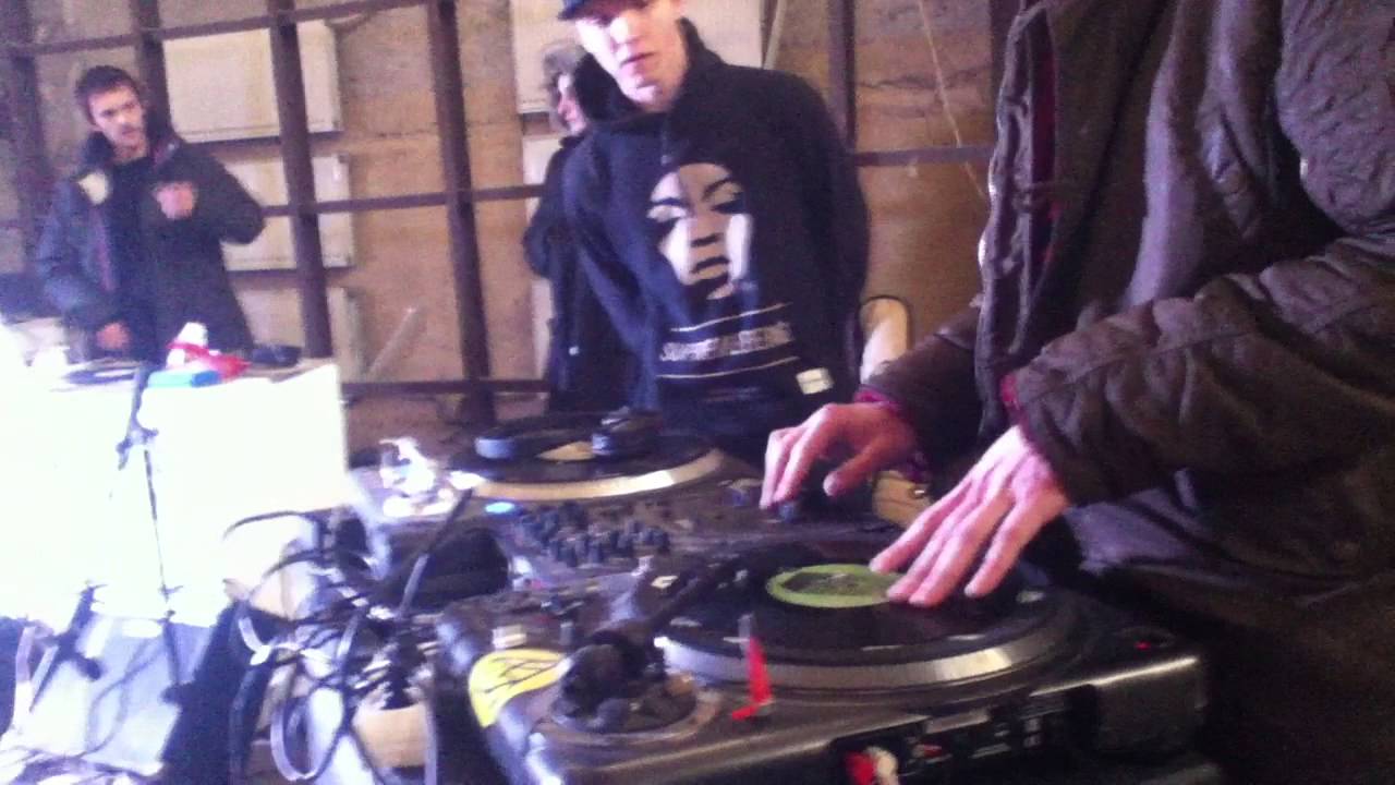 DJ Worm vs DJ Funky G /Skratch Battle part 2 - YouTube