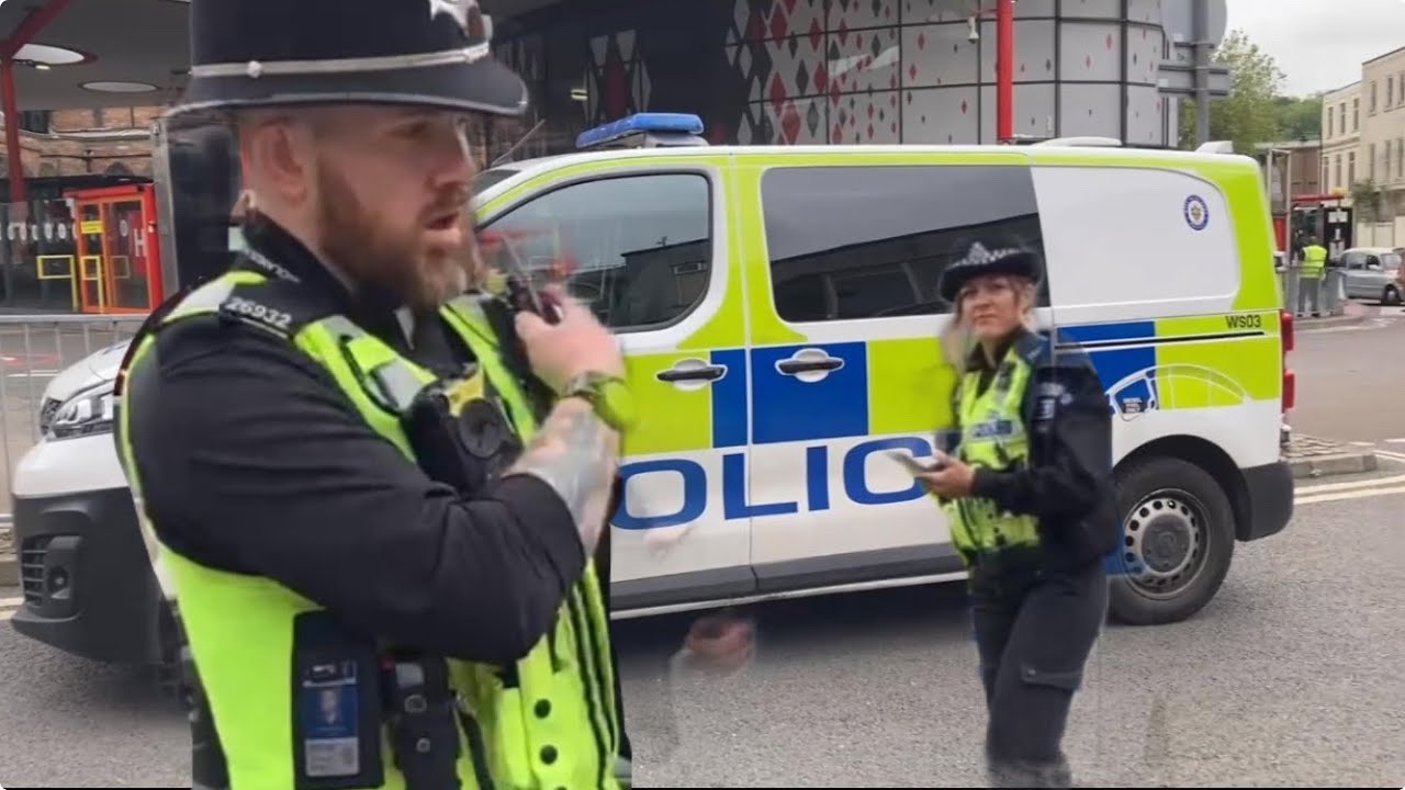 Police park on loading only zone without displaying their emergency ...