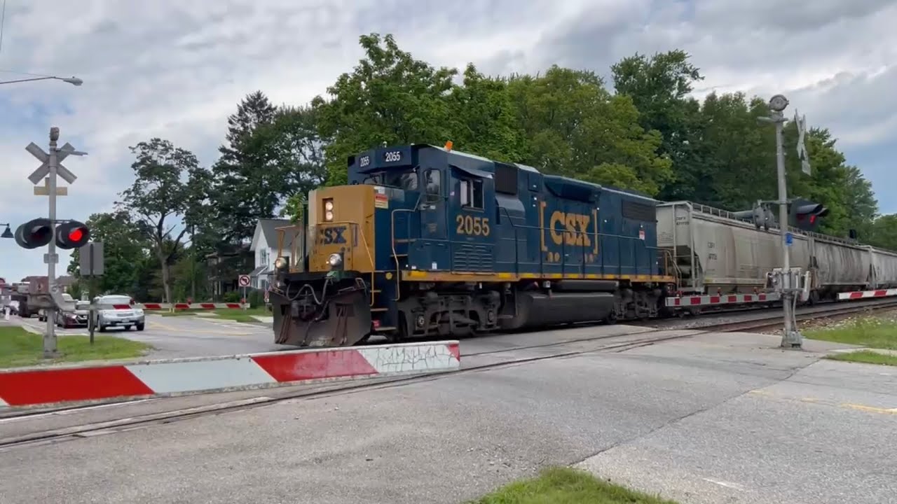 Fast CSX GP38-3 Hauls Local Train at Powell Rd w/ Synced WC Hayes ...