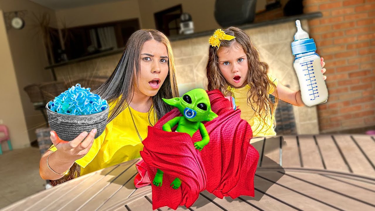 Eu E Minha IrmÃzinha Cuidamos Do BebÊ AlienÍgena Demos Mamadeira