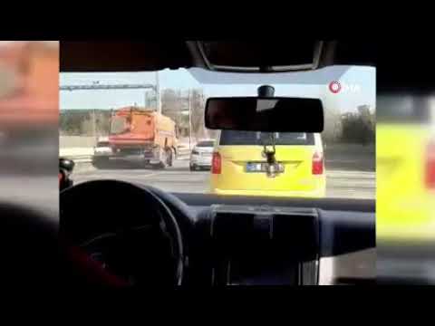 Çekmeköy’de trafik terörü: Son ses müzikle tempo tutup, makas atarak ilerledi