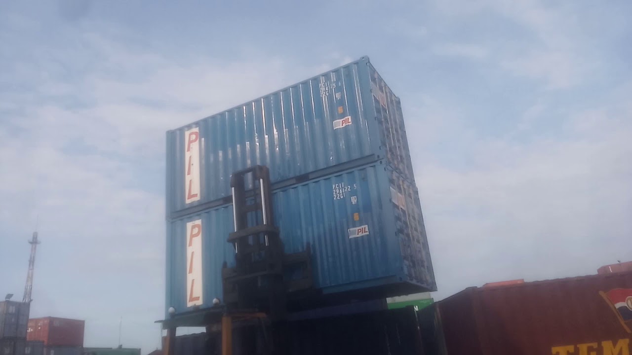 Proses pengangkatan container panjang dan 2 pendek sekaligus mantab ...