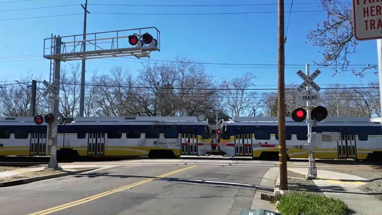 2nd Avenue Railroad Crossing, SACRT Light Rail Blue Line Inbound ...