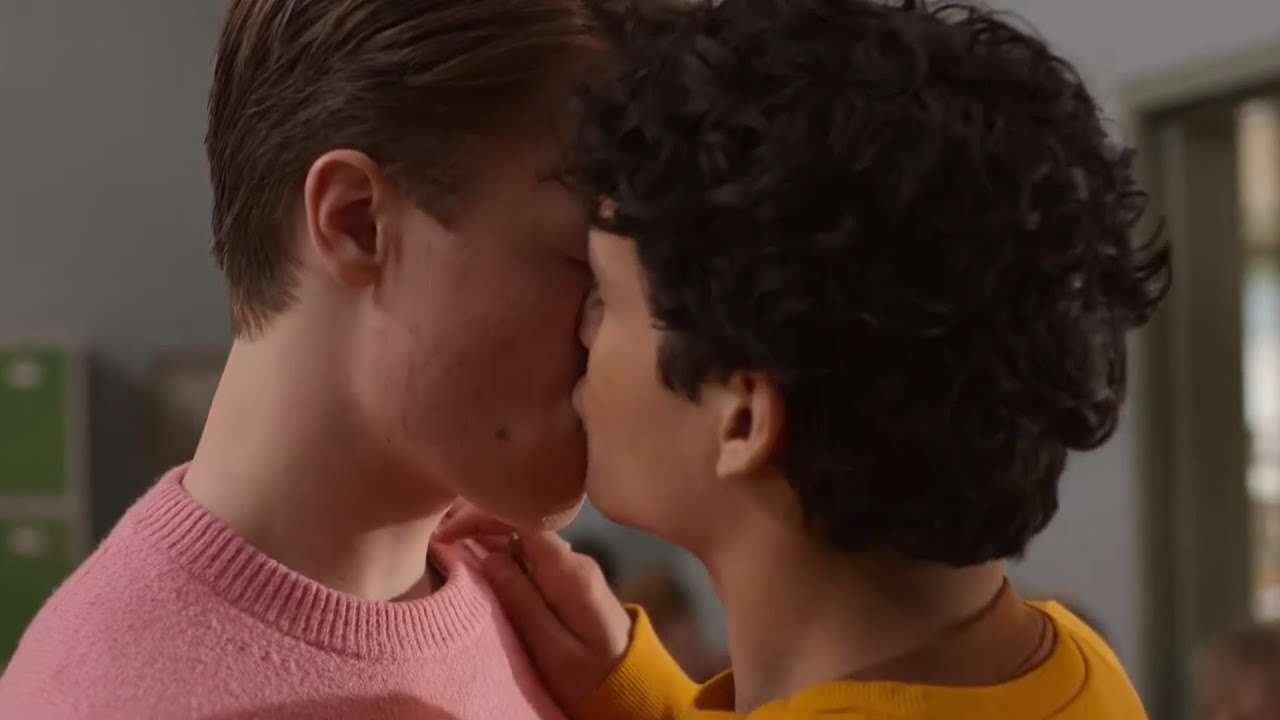 Simon & Wilhelm - Kiss Scene [Young Royals Season 3] - YouTube
