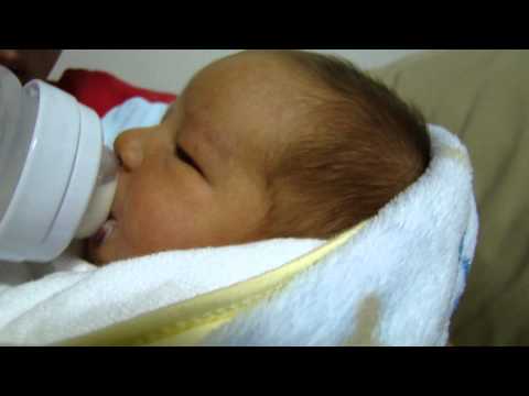 Davi demboski kettermann tomando mamadeira