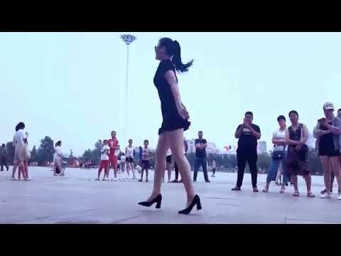 Dziewczyna tańczy na ulicy