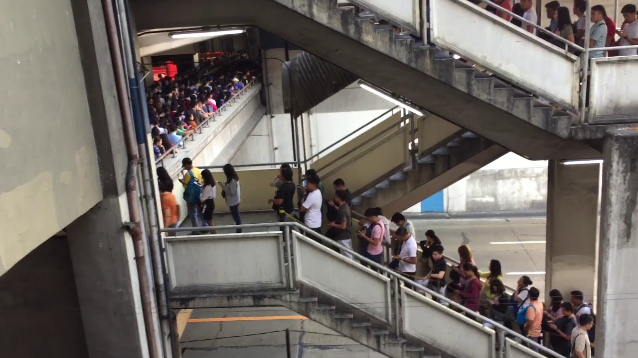 Pila sa MRT North Avenue Station - YouTube