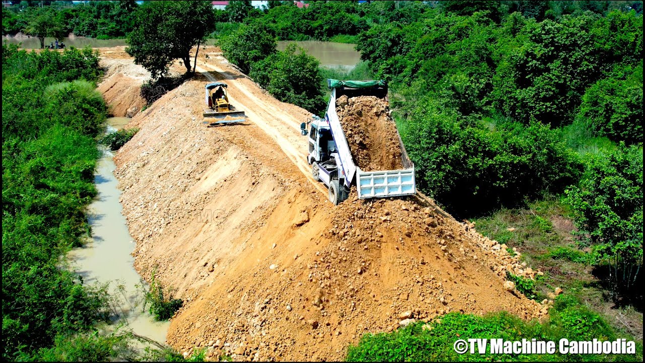 Excellent 5 TON Truck Dumping Stone With MITSUBISHI DOZER Pushing ...