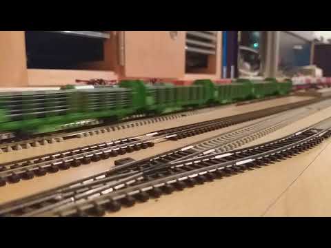 TT Piko Vectron zieht am Tillig Vectron vorbei