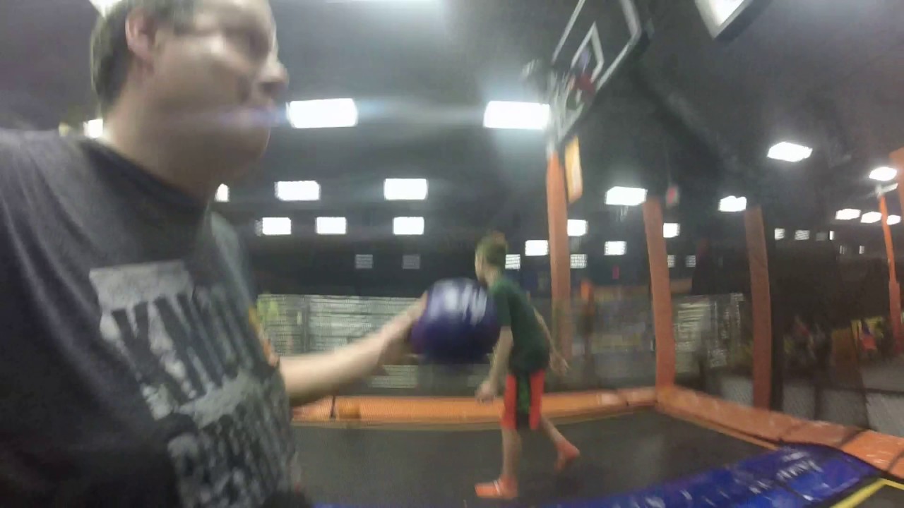 Dunking on trampolines at sky zone in Lexington Kentucky - YouTube