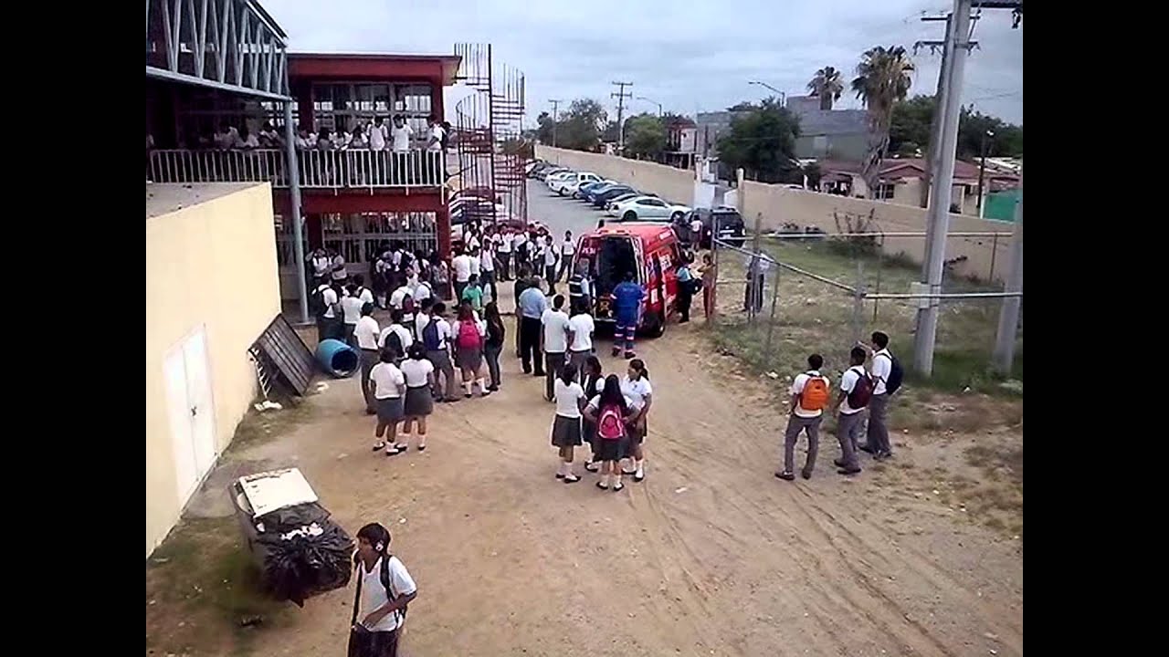 Alumno de CBTIS 234 cae de segundo piso - YouTube