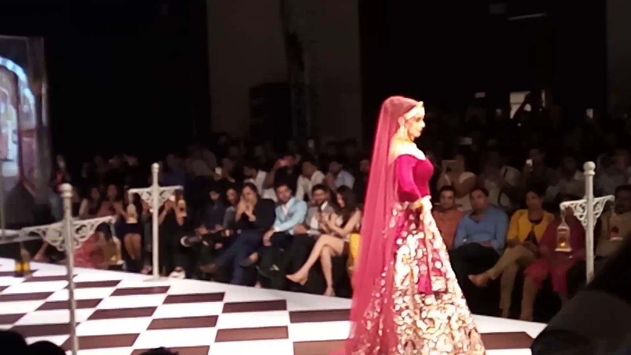 Sridevi at Bangalore doing her last ramp Walk at JW MARRIAT - YouTube
