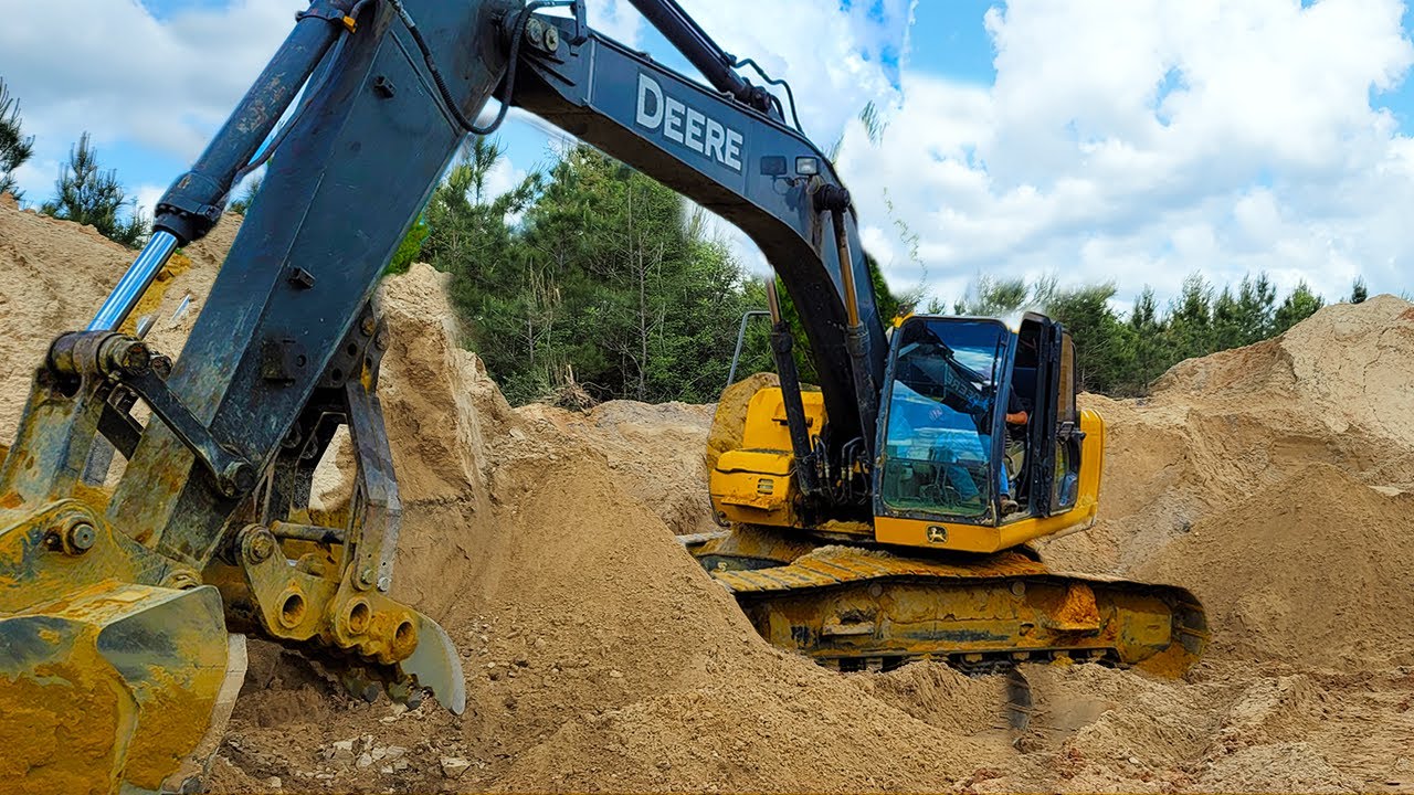 Operator makes quick work of DEEP hole with excavator! - YouTube