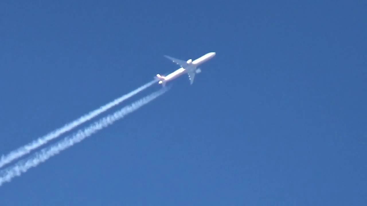 Philippine Airlines Boeing 777-300ER contrails over my house - YouTube