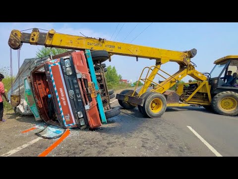 TATA 14 Tyre LPk Truck Accident on Highway Escort Hydra Rescued Safely