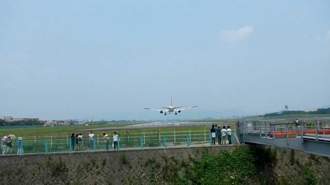 JAL Landing Osaka airport, 29 Jul 2012 - YouTube