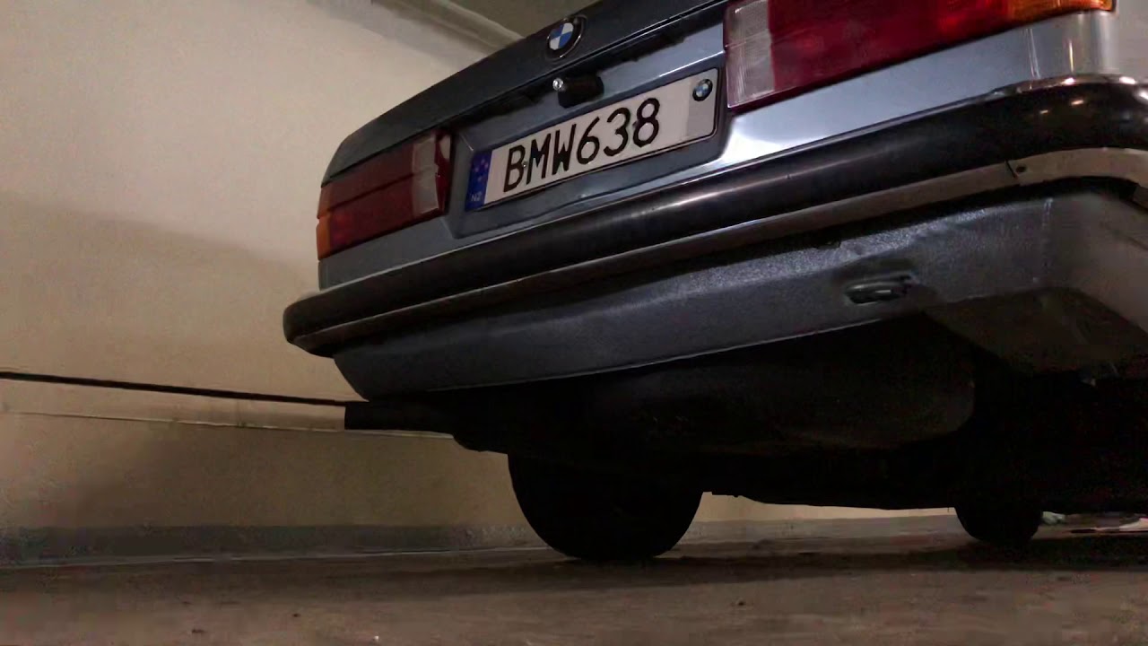 BMW E30 320i cold start - YouTube