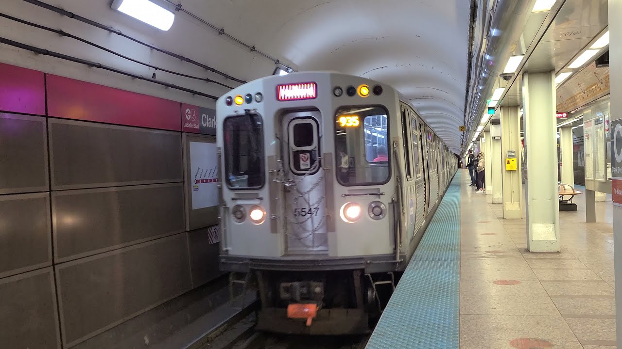 Chicago's Red Line L Train Arrives at the Clark/Division Station - YouTube