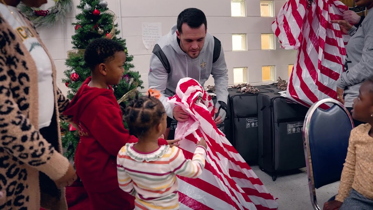 Recap: Derek Carr delivers surprise holiday gifts at Salvation Army | New Orleans Saints - YouTube