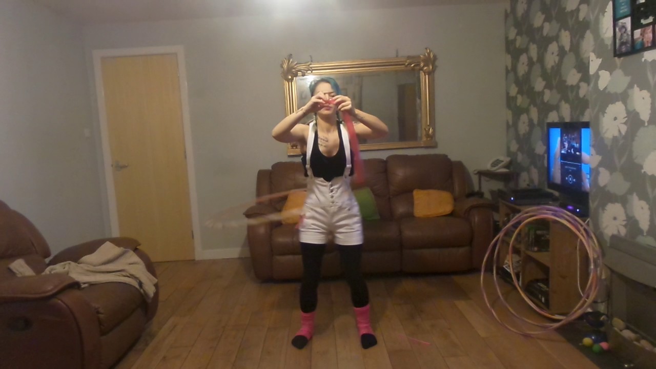Hula hoop balloon modelling - YouTube