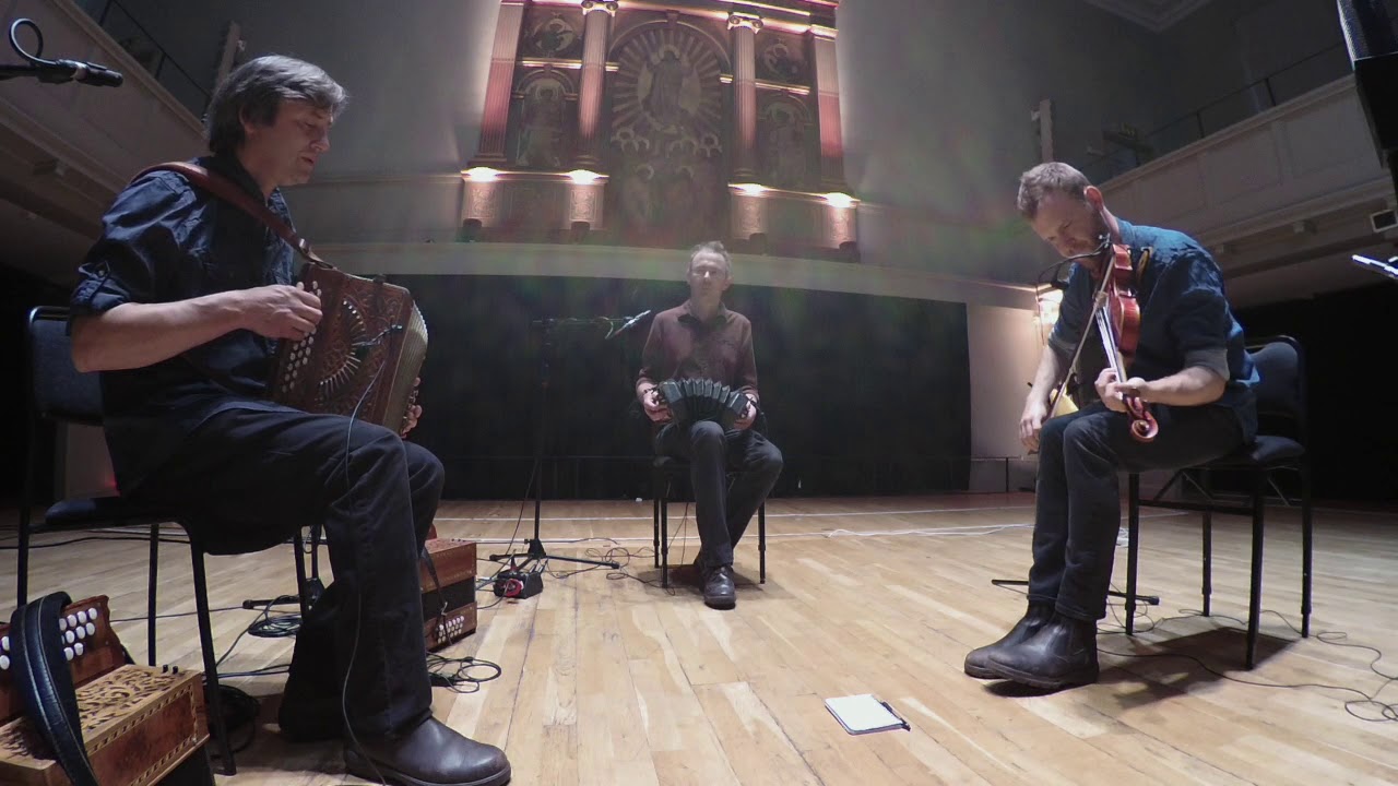 Leveret - Snow on the Tracks (Live) - YouTube