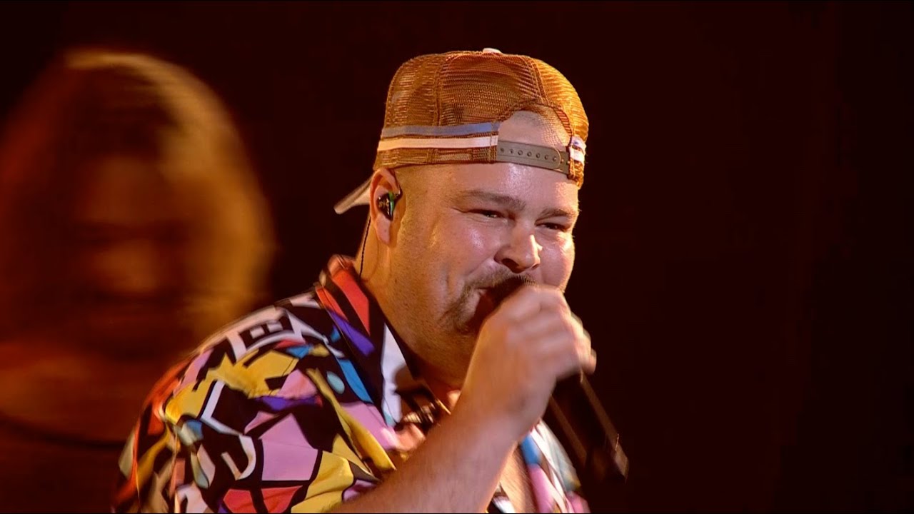 Brad Cox - Now She Ain't (Live at the ARIA's) - YouTube