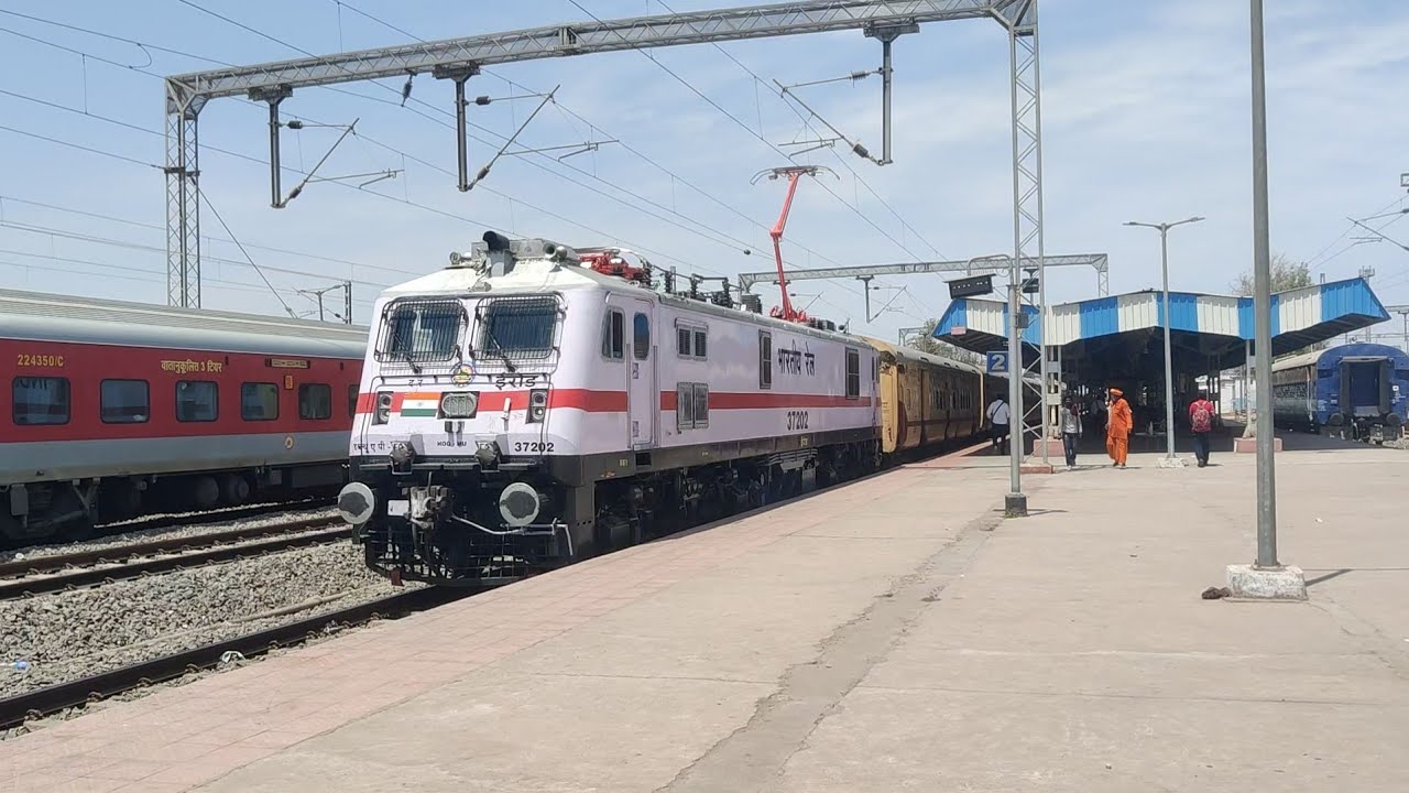 Last ICF Run Of Okha Ernakulam Express / New Loco With Old Coaches ...