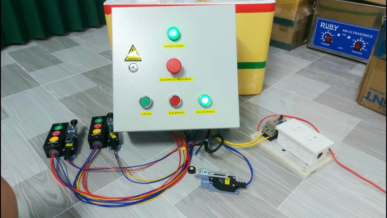 Tủ điều khiển thang tải hàng gửi về Phú Quốc - Kiêng Giang - YouTube