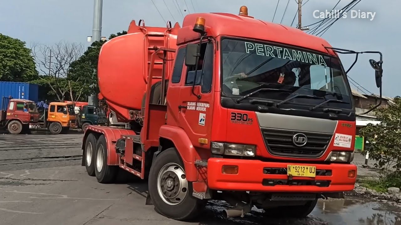 Truk Pertamina LPG Fuel Tank Tractor Head Pakai UD Truck CWA, CWM ...