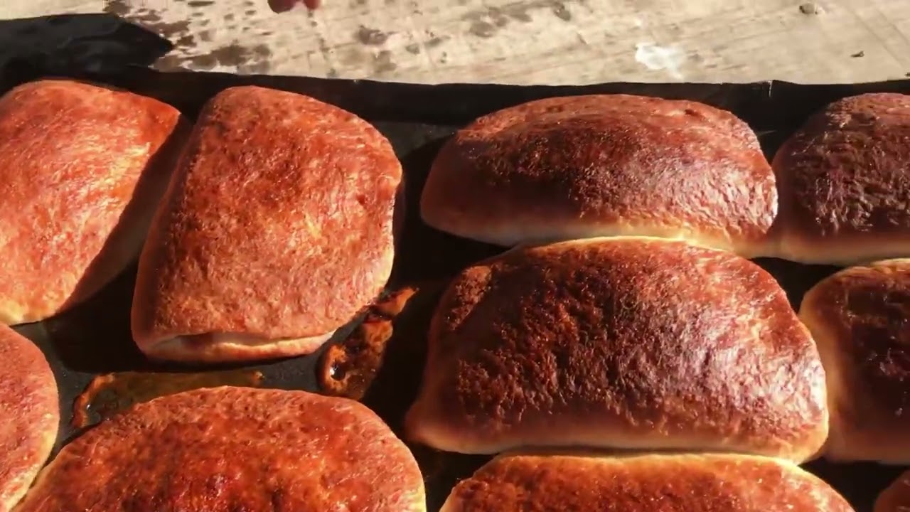 Doña Rosa horneando pan de mujer estilo tradicional - YouTube