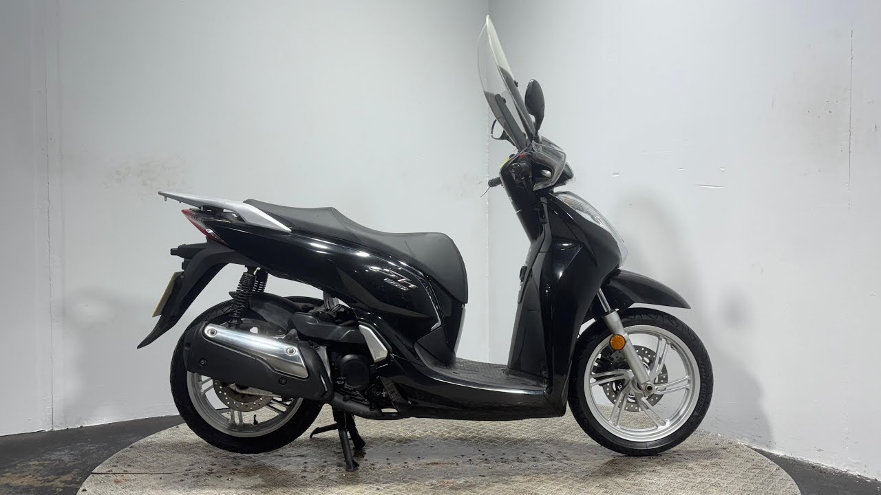 HONDA SH300 2016 32K WALK AROUND / RUNNING VIDEO - YouTube