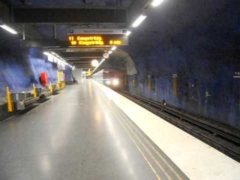 SL C14/C15 Tunnelbanetåg ankommer T-Centralen (Blå linje) - YouTube