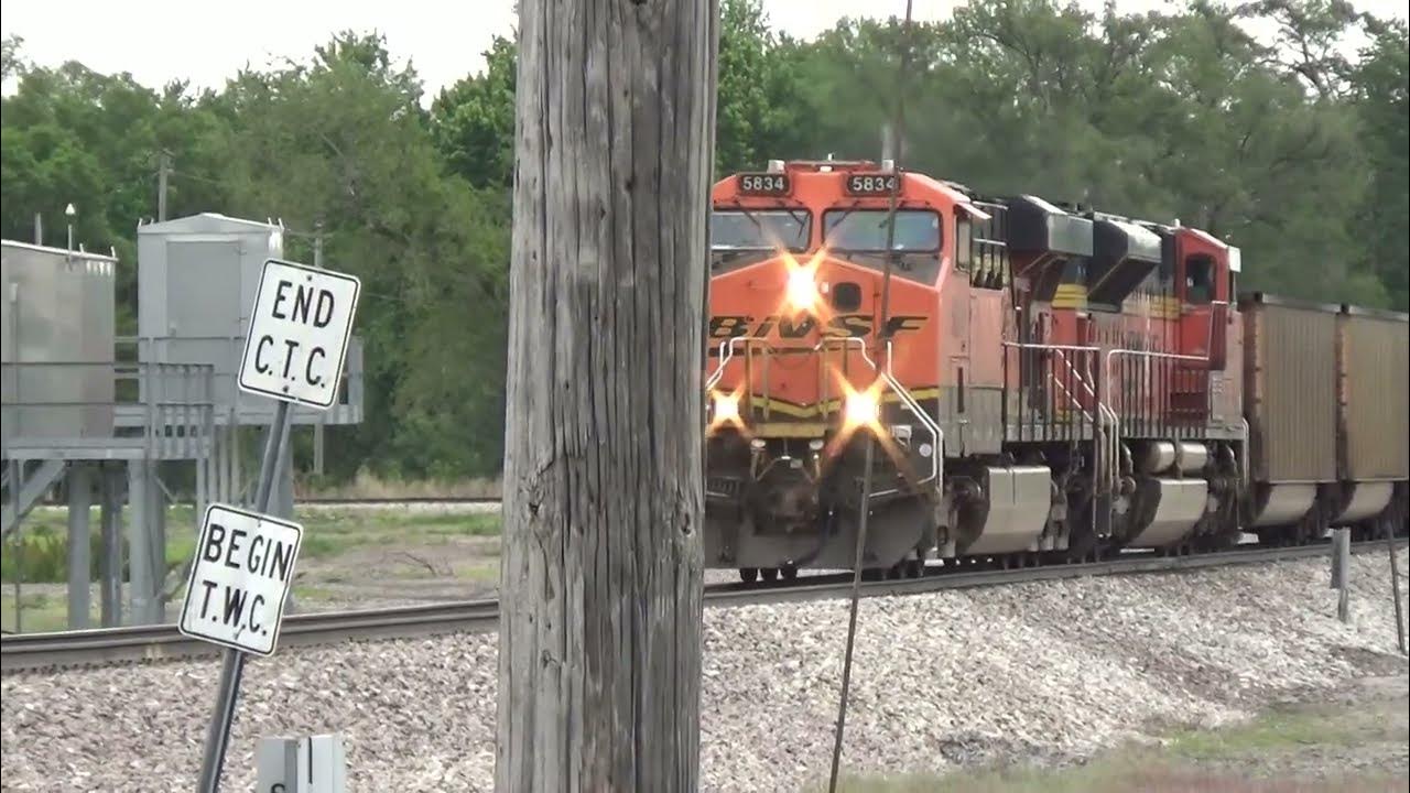 BNSF 5834 leads an empty coal move at Pacific Junction, Iowa. - YouTube