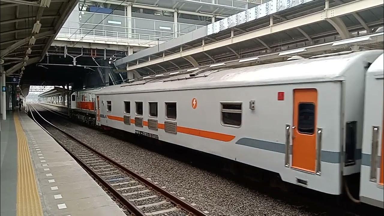 KERETA API TAWANG JAYA PREMIUM MELINTAS LANGSUNG DI STASIUN JATINEGARA ...