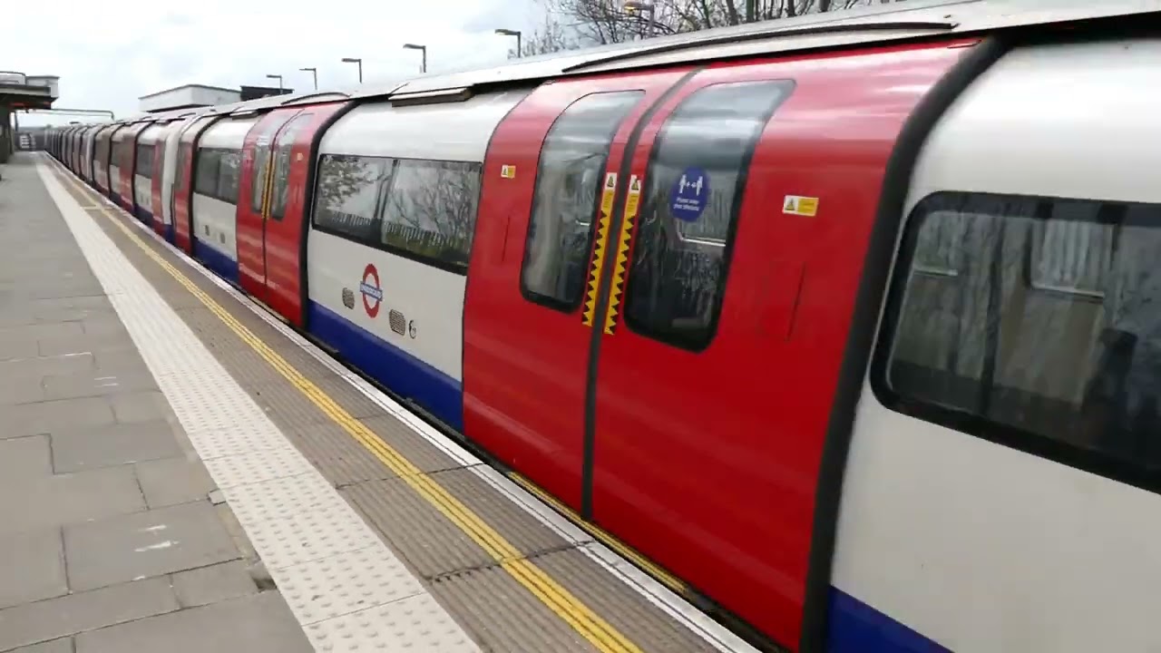 London Underground Jubilee Line 1996 Stock Trains At Canons Park 19 ...