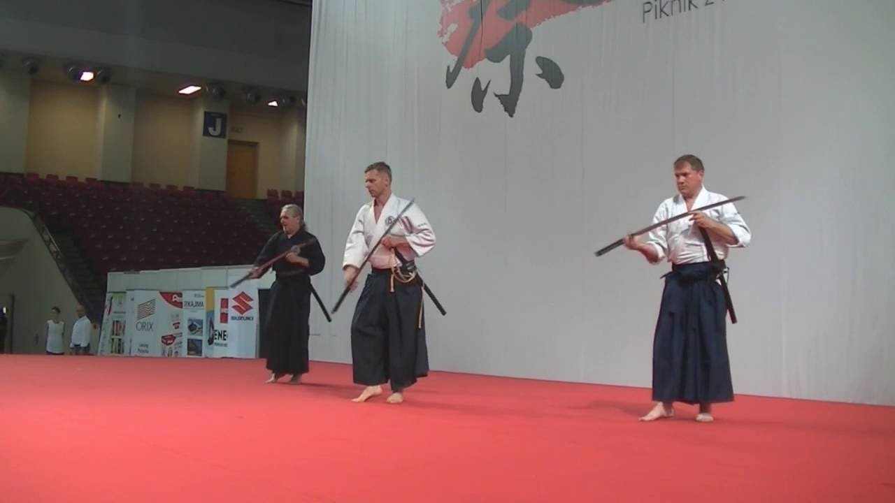 Pokaz Tenshin Shoden Katori Shinto Ryu - YouTube