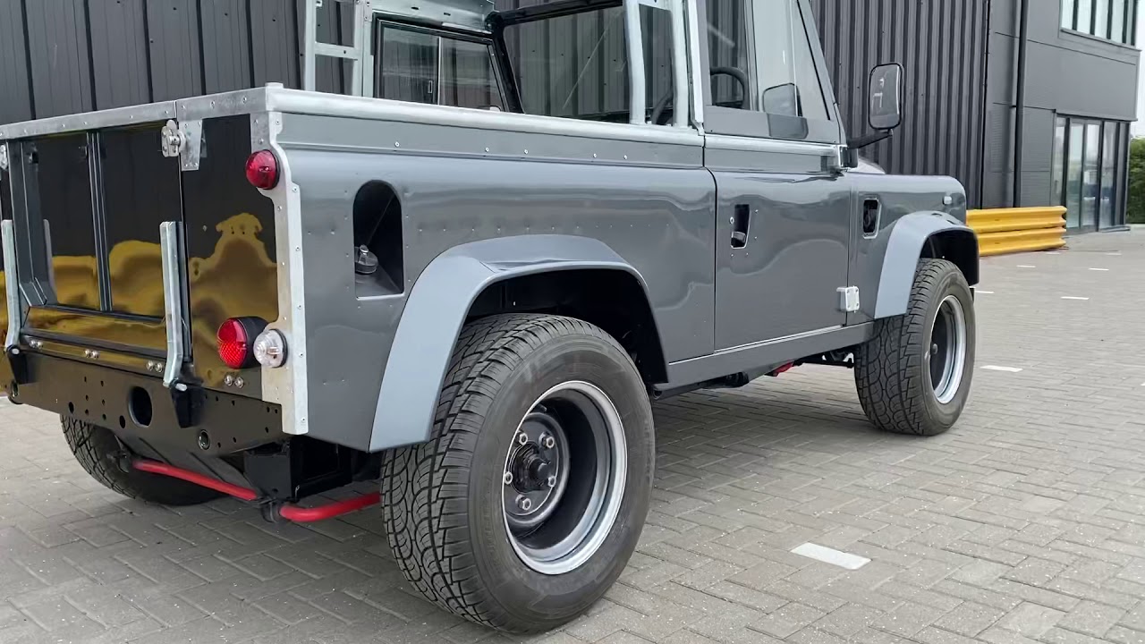 V8 Defender 90 Build by LUCARI DESIGN - YouTube