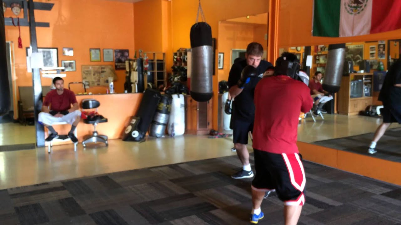 Contenders Gym Sparring - John v. Alan - YouTube