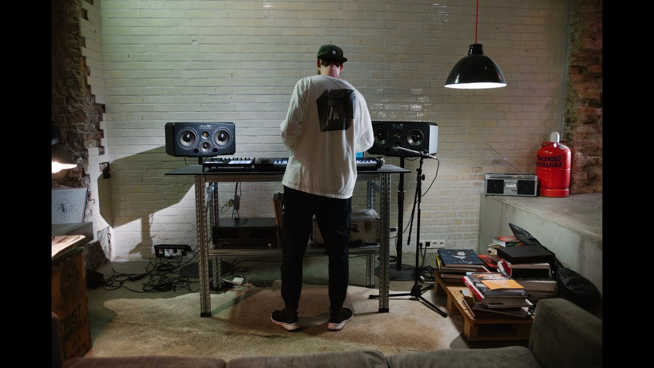 Building a track in realtime with NGHT DRPS | Native Instruments - YouTube