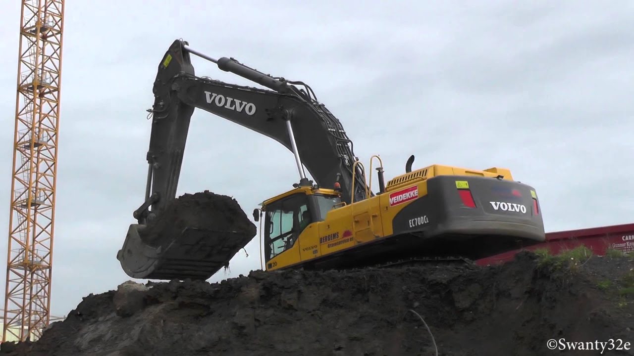 Volvo EC700CL Loading Trucks - YouTube