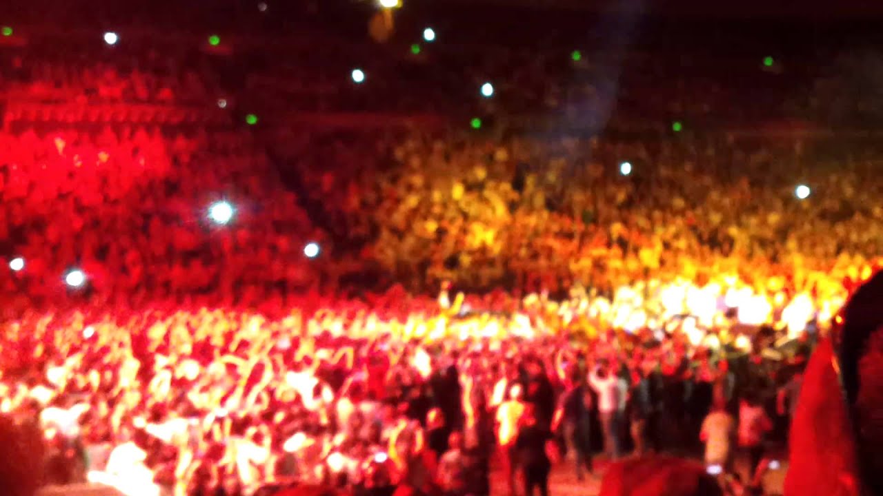 Bruce Springsteen crowd surfing Sydney 2013 - YouTube